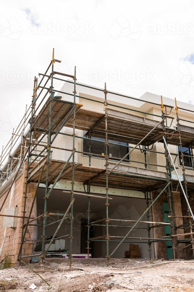 Image of scaffolding on a house under construction - Austockphoto