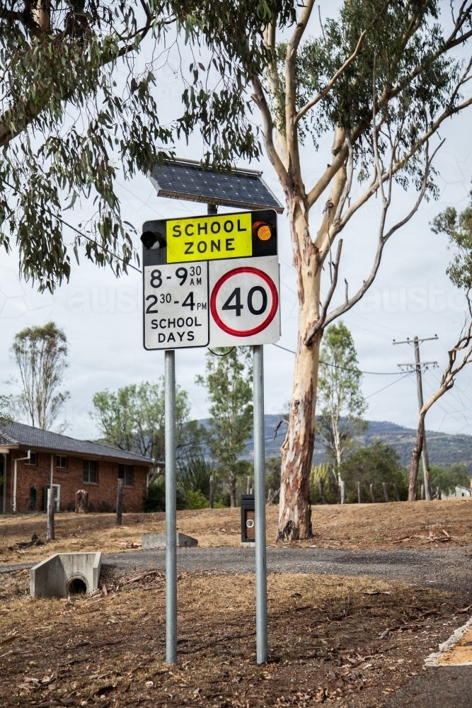 Image of School zone warning sign with 40 km signal lights on the side ...