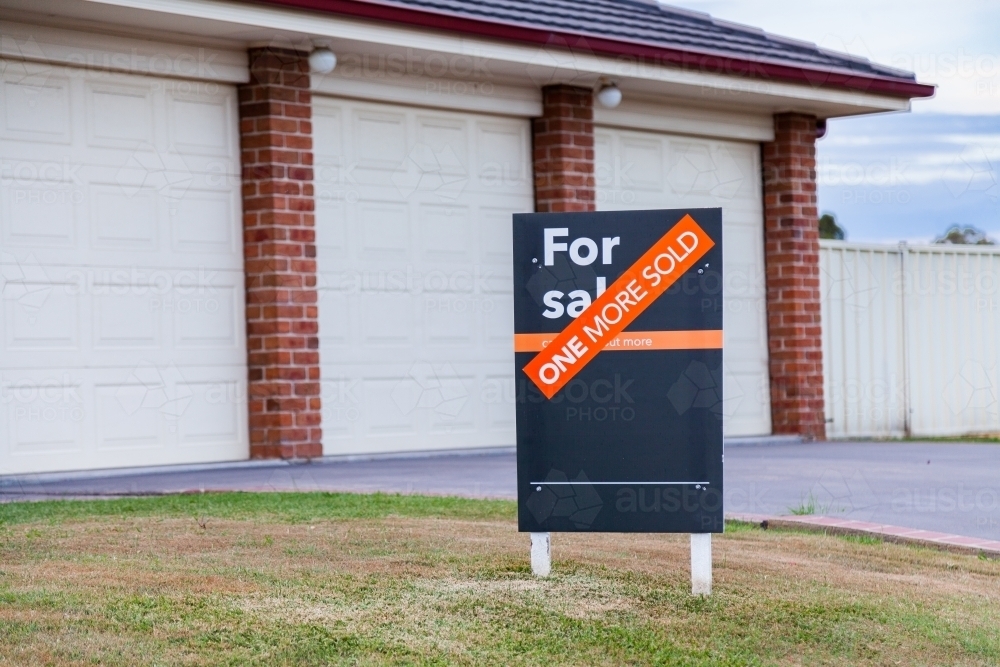 Image of Sign outside of house saying sold - Austockphoto