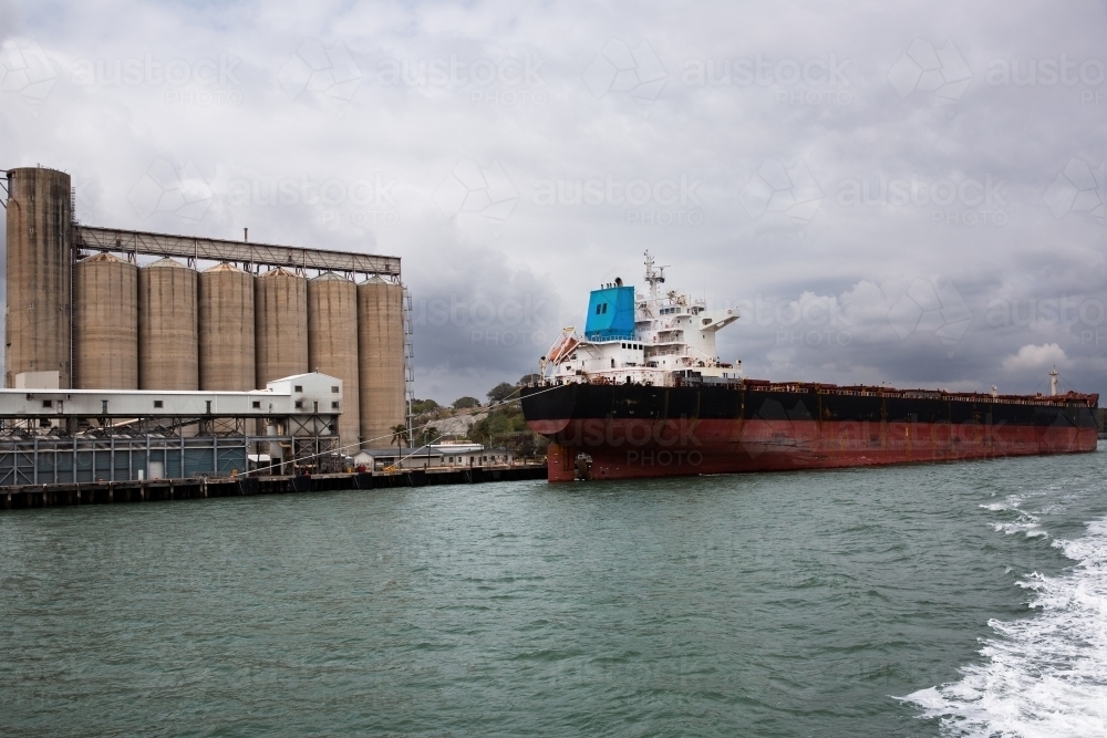 Image of silos and wharf and other shipping infrastructure in Gladstone ...