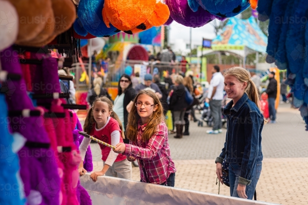 Image of sisters at royal show in sideshow alley - Austockphoto
