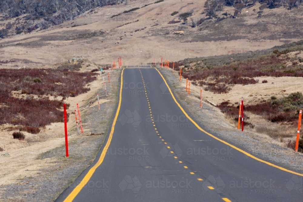 Image of Snowy Mountains Highway, an alpine road with yellow road ...