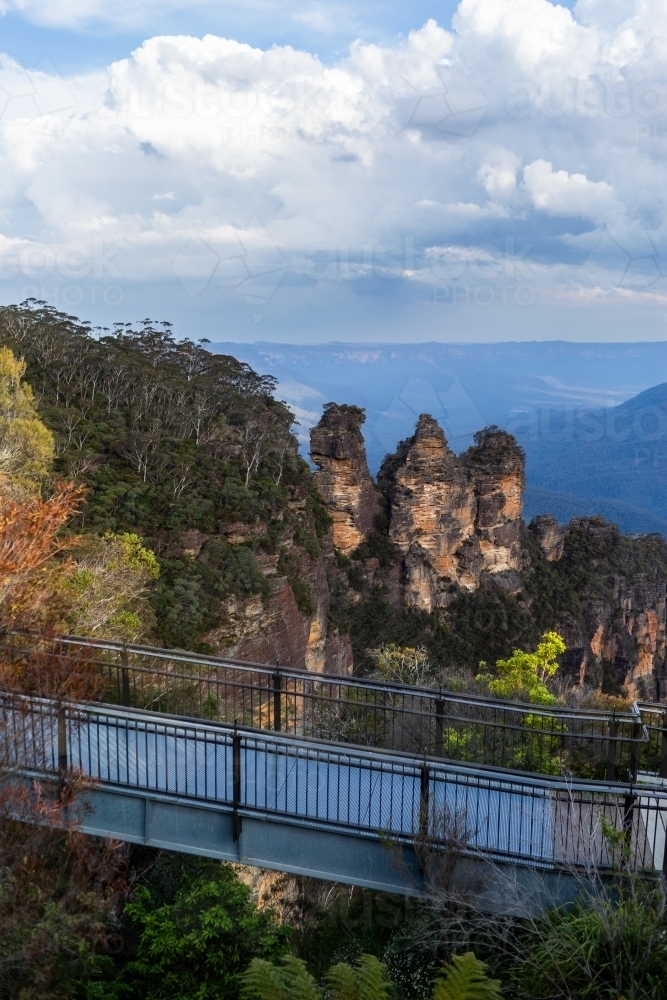 Image of The Three Sisters iconic rock structures seen from Echo Point ...