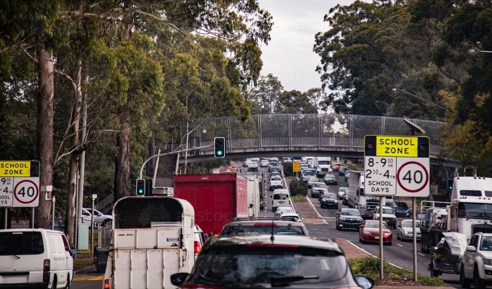 Image of Thick, heavy rush hour traffic on three lane road - Austockphoto