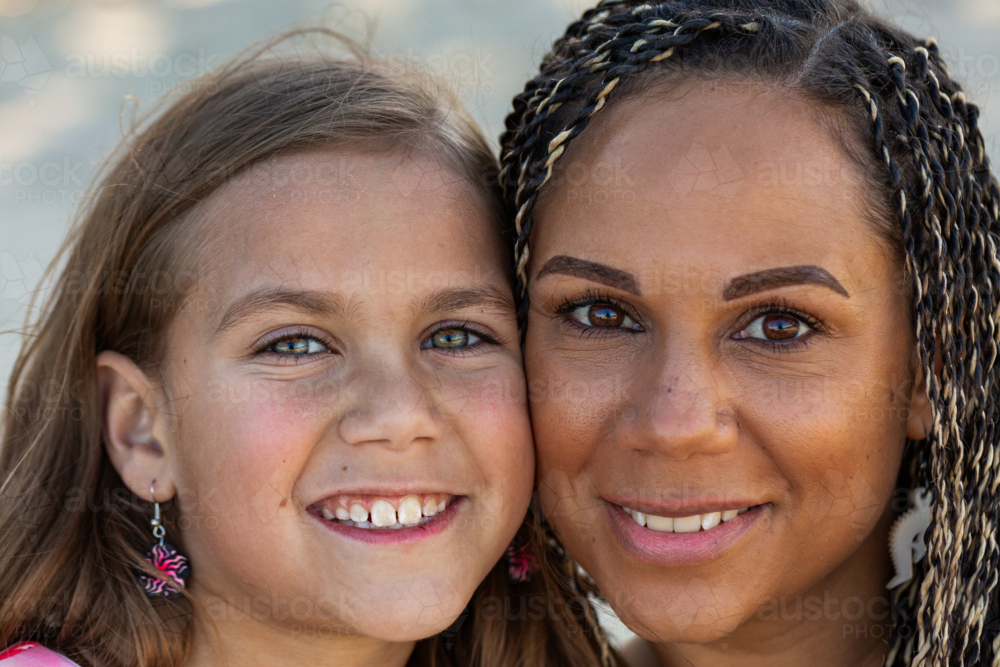 Image of Torres Strait Islander girls face beside mother with hazel and brown eyes - Austockphoto