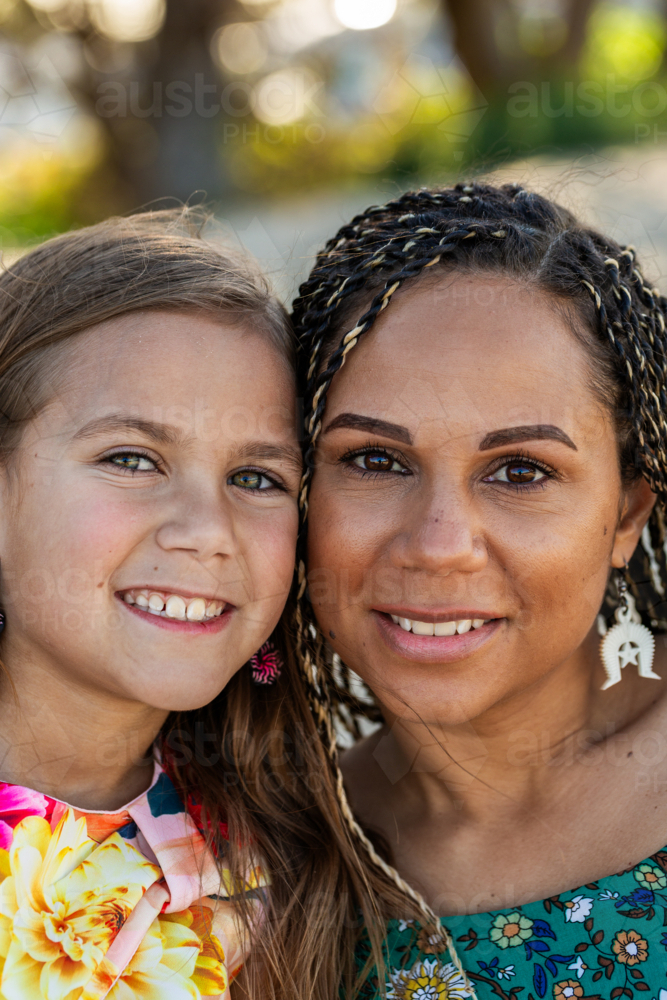Image of Torres Strait Islander girls face beside mother with hazel and brown eyes - Austockphoto