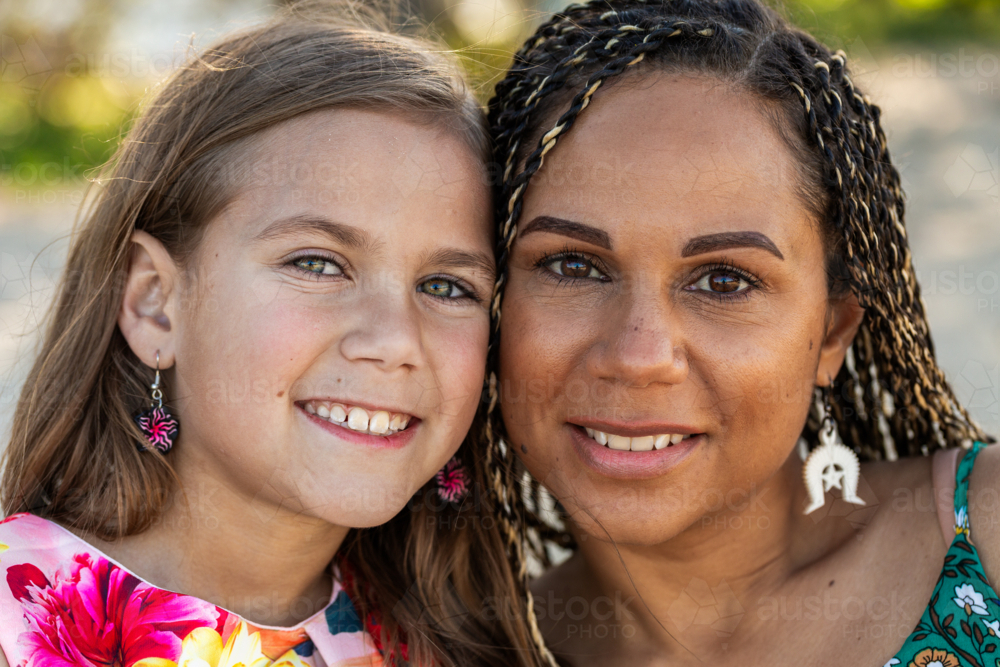 Image of Torres Strait Islander girls face beside mother with hazel and brown eyes - Austockphoto