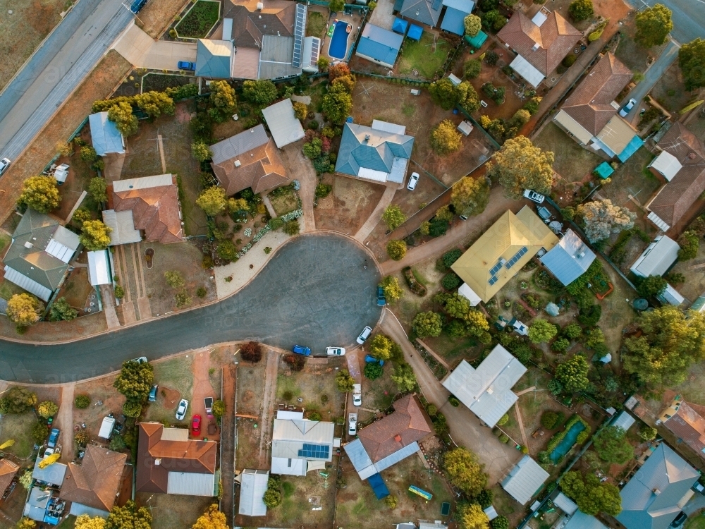 Image of Town houses in coolamon at the end of a cul-de-sac from above ...