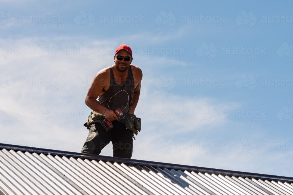 Image of tradie working on the roof - Austockphoto