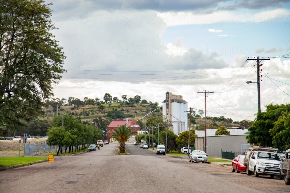 Image of Two way road street in Gunnedah - Austockphoto