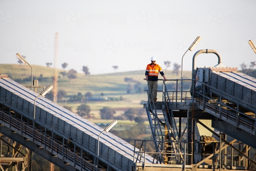 Image of Worker wearing industrial safety vest with white helmet ...
