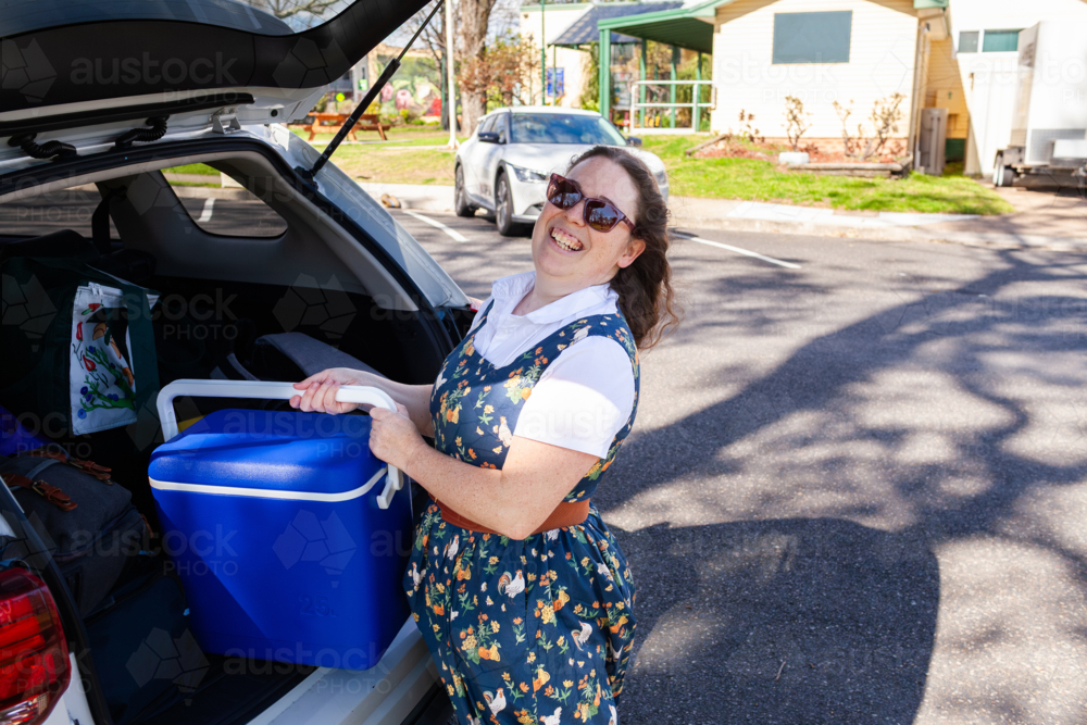 Image of Young Australian woman in her twenties packing eksy back into ...